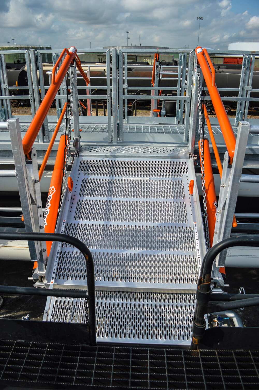 Railcar Gangways and Flat Ramp Style Access | SafeRack
